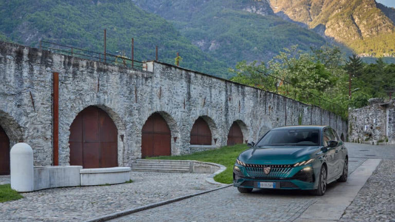 Peugeot 308 Hybrid porta l’efficienza tra le curve e il fresco naturale ...
