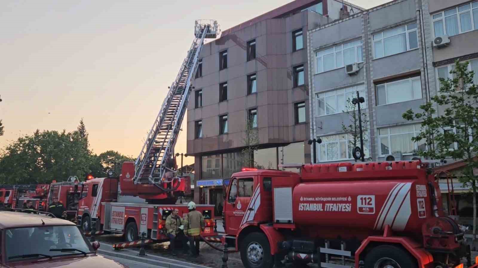 Fatih’te otelde çıkan yangında 32 yaşındaki kişi hayatını kaybetti