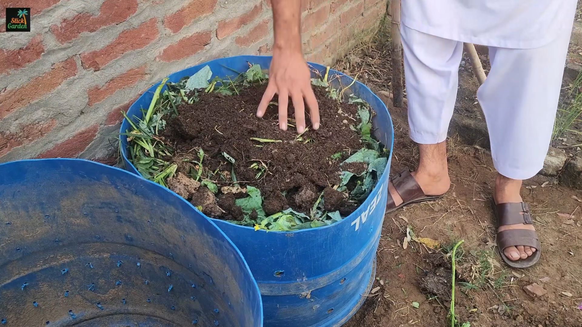 DIY garden compost bin: Repurpose your old water tank!