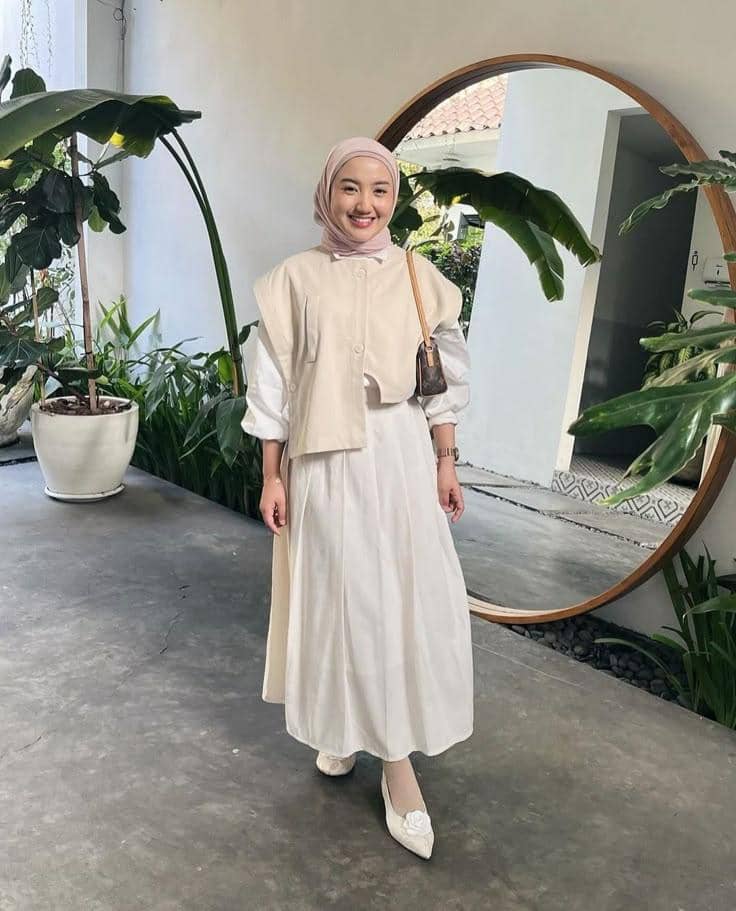 10 OOTD warna putih untuk Lebaran, simple dan anggun