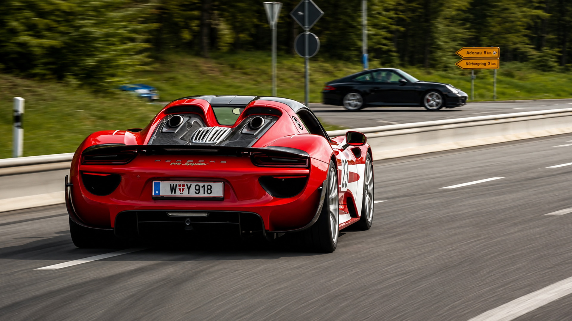 Une Porsche 918 Spyder accélère trop près d’un barrage routier