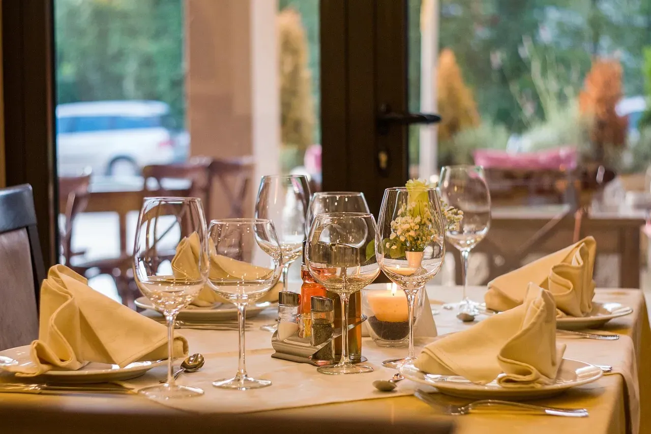Why former fine dining staff say you should check how the table is set ...
