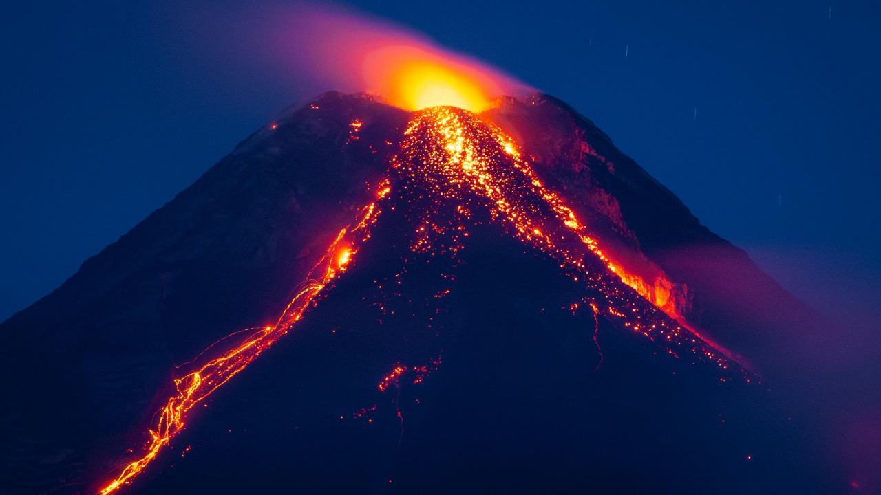 A meteor just slammed into the slopes of an erupting Mayon volcano ...