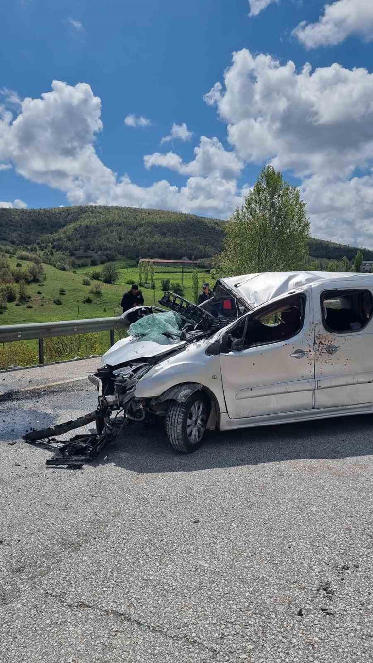 Yozgat’ta bariyerlere çarpan hafif ticari araçtaki 6 kişi yaralandı