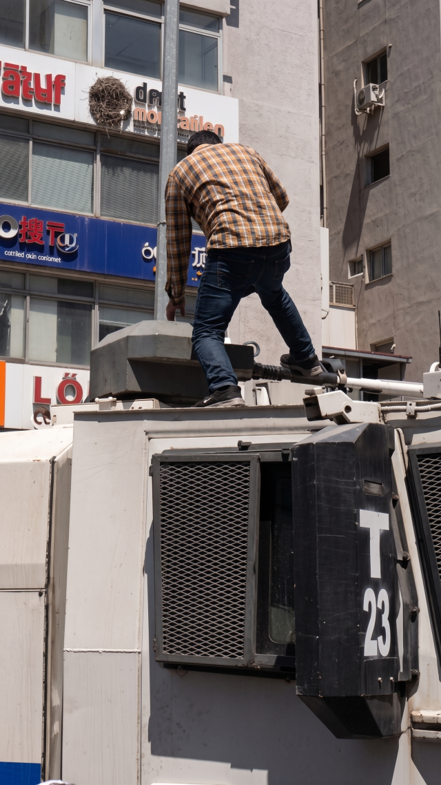 Özel'in mitinginde büyük gerginlik! Soluğu TOMA'nın üzerinde aldı