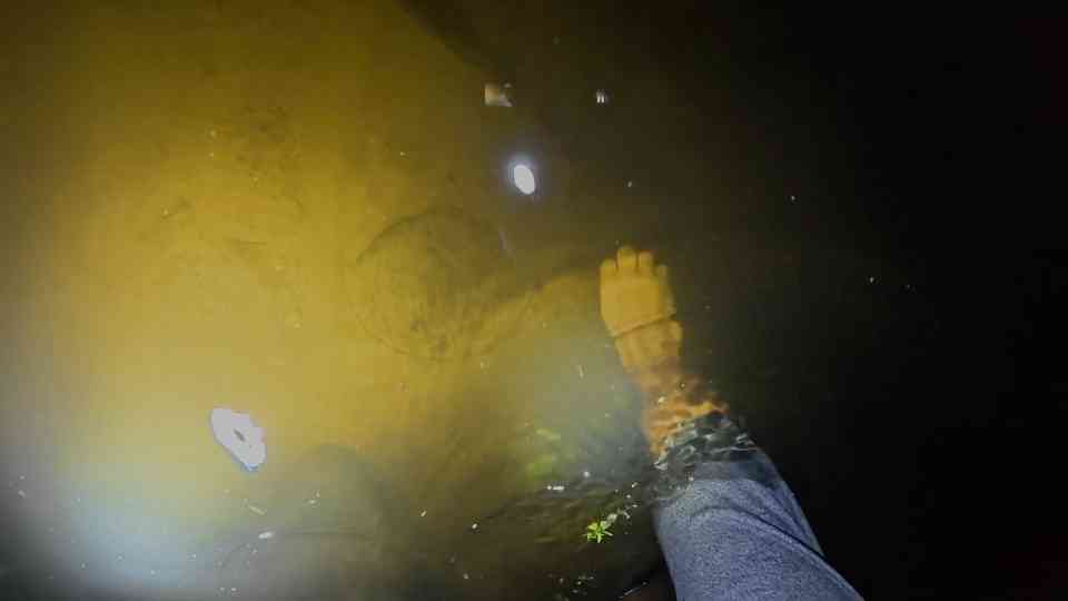 Magnetfischen: 8000€ Wertgegenstände im Fluss gefunden und die Kamera ...