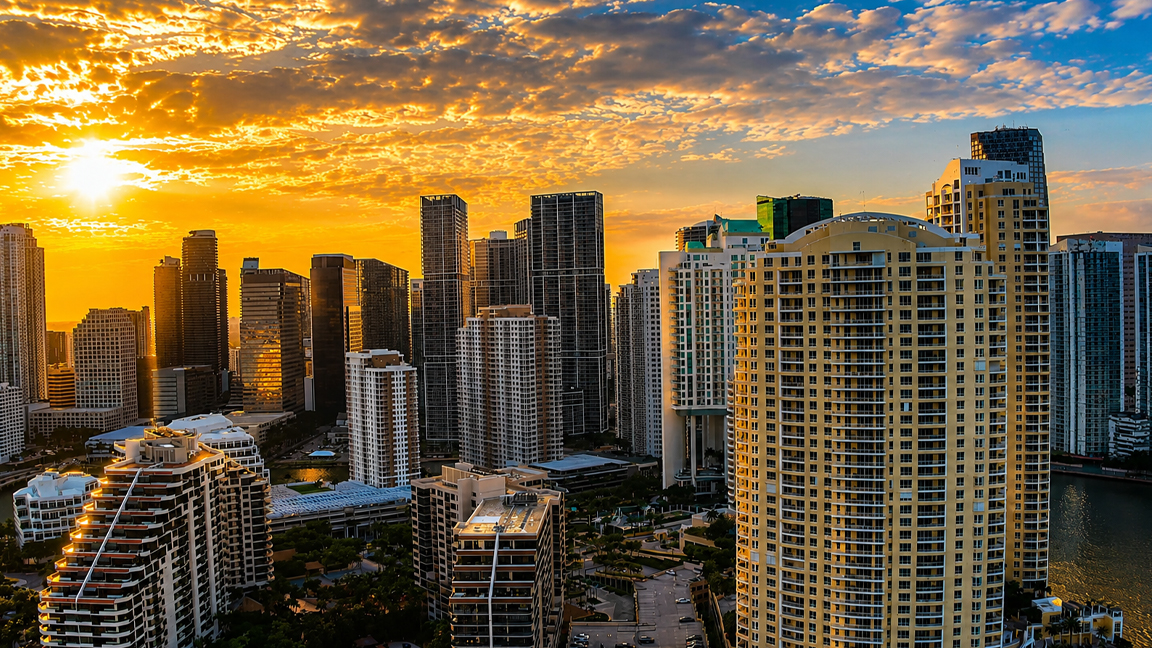 De gouden zonsondergang die de hele skyline deed oplichten