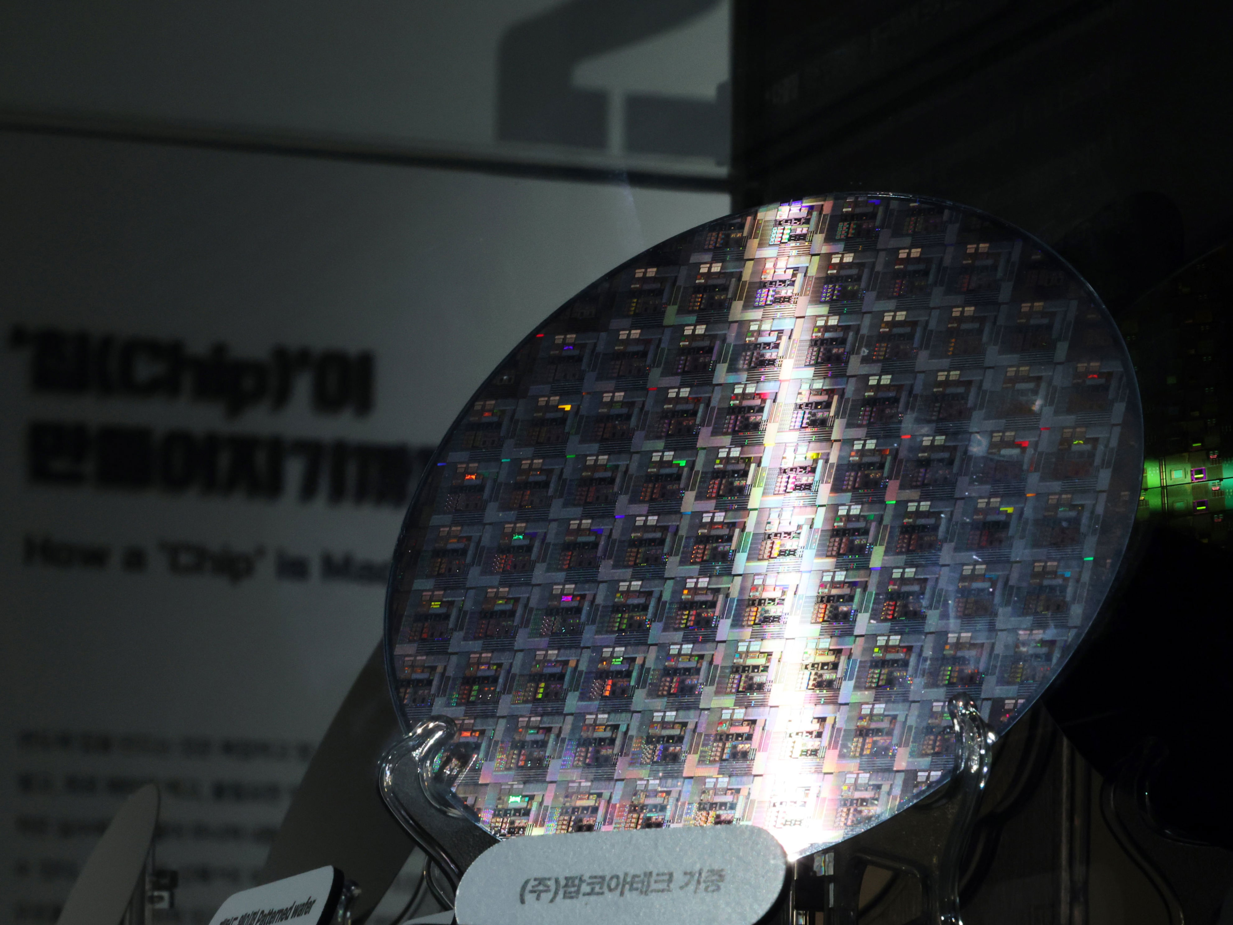 Semiconductor packaging shifts to square panels for AI