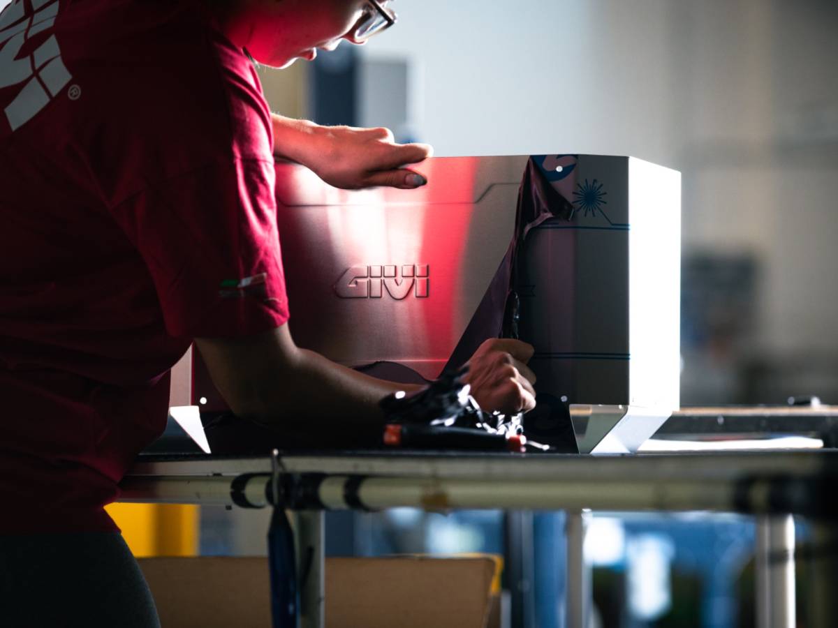 GIVI lancia XSpace: la valigia intelligente che cambia forma tra città ...