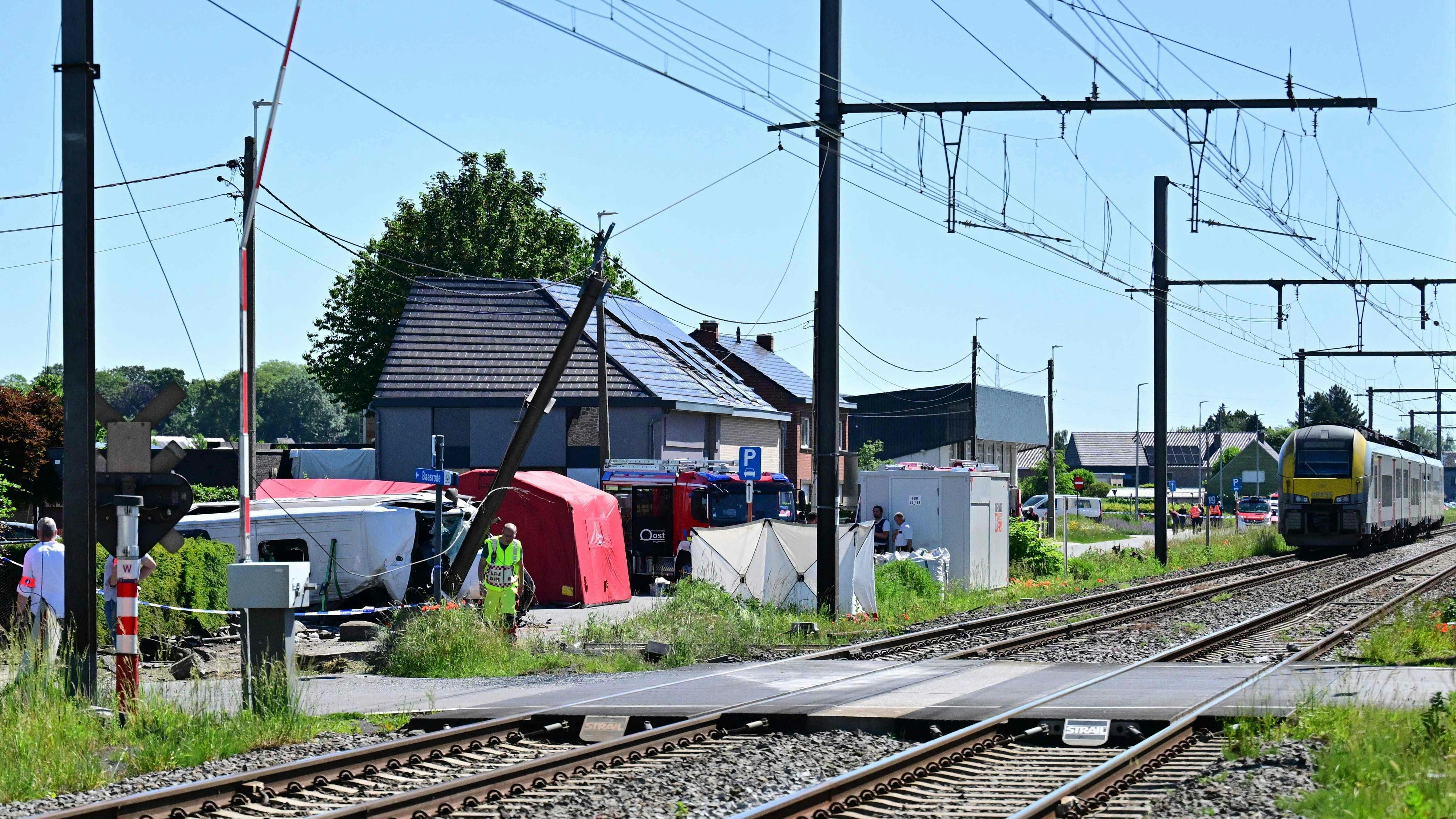 Zug prallt mit voller Wucht in Schulbus – mehrere Tote