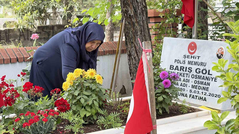 Osmaniye’de şehit kabirlerine karanfil bırakıldı