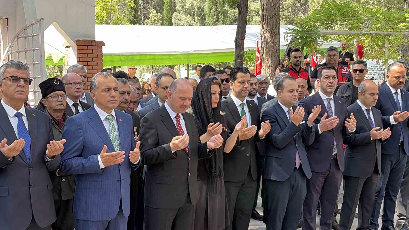 Osmaniye’de şehit kabirlerine karanfil bırakıldı
