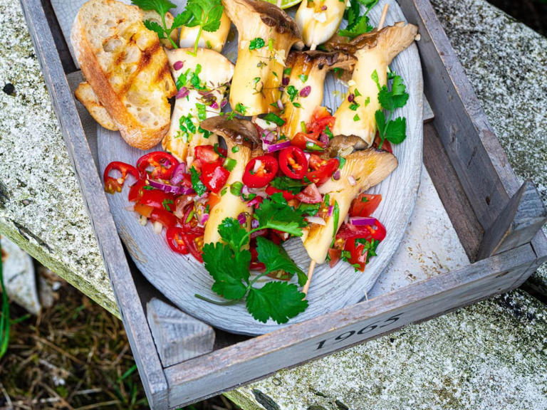 Saftiges Veggie-Glück vom Rost: Würzige Kräuterseitling-Spieße mit ...