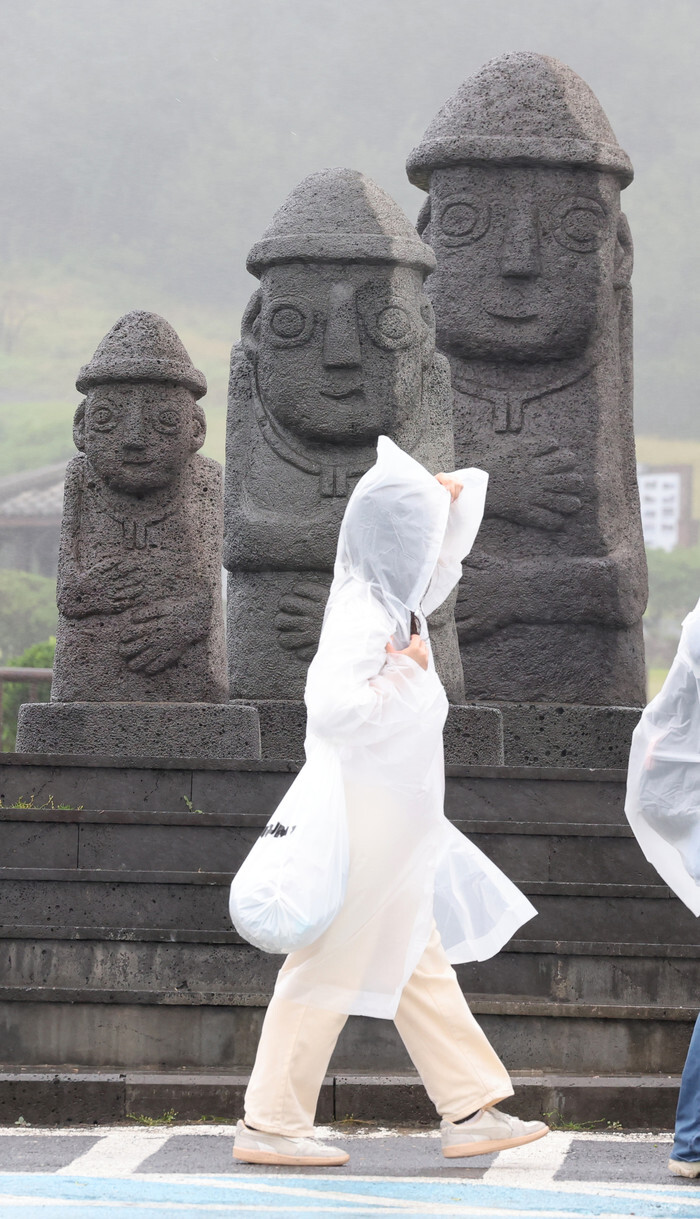 Strong winds, rain batter Jeju