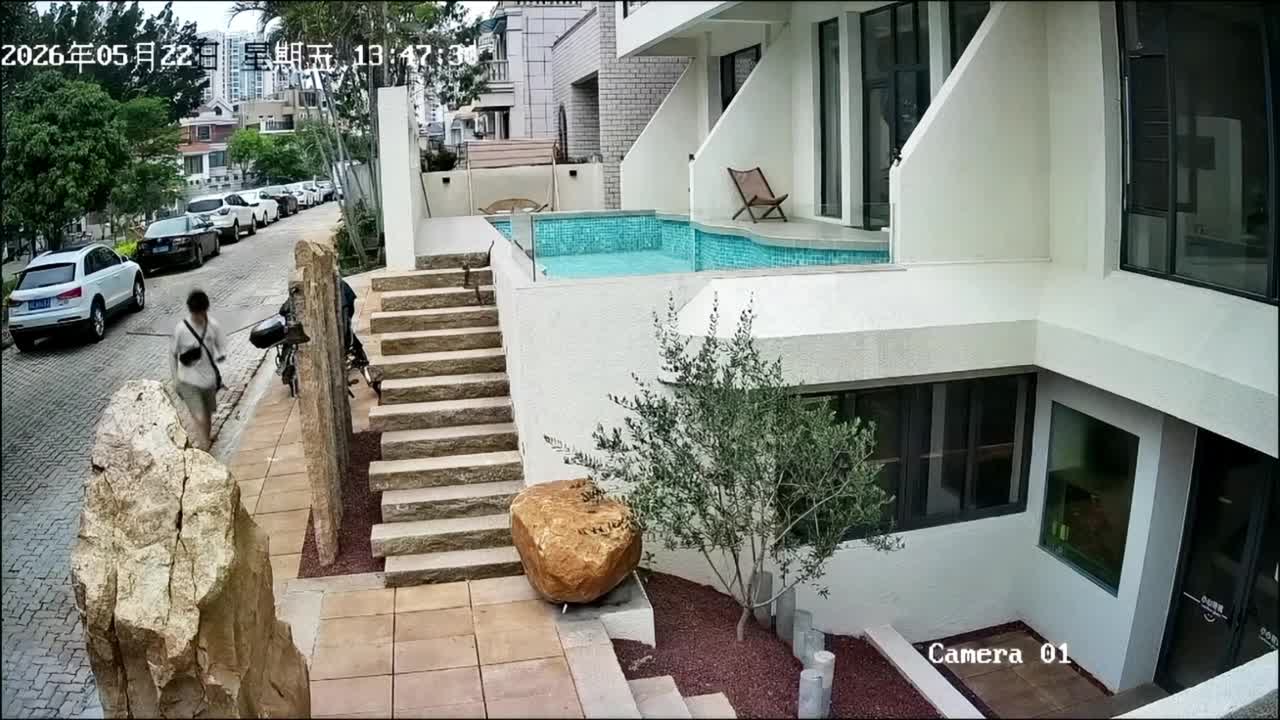 Man jumps off staircase after almost stepping on highly venomous many ...