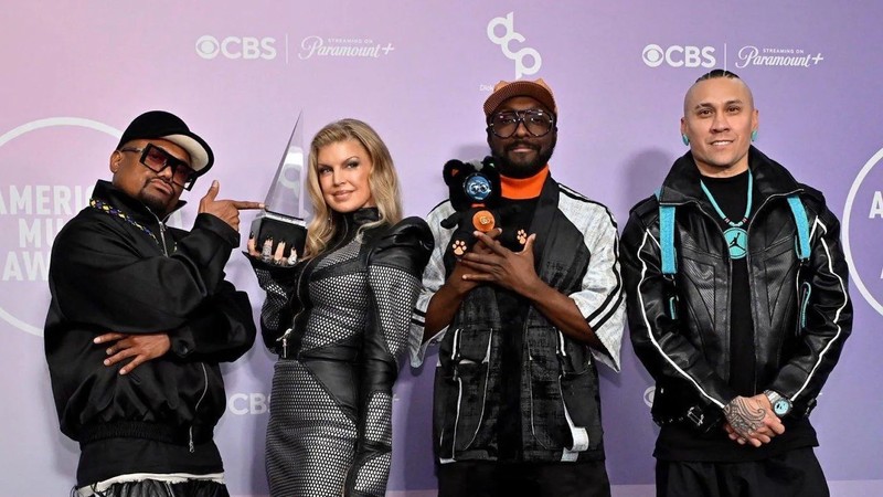 Watch: Fergie tears up during emotional 2026 AMAs reunion with Black ...