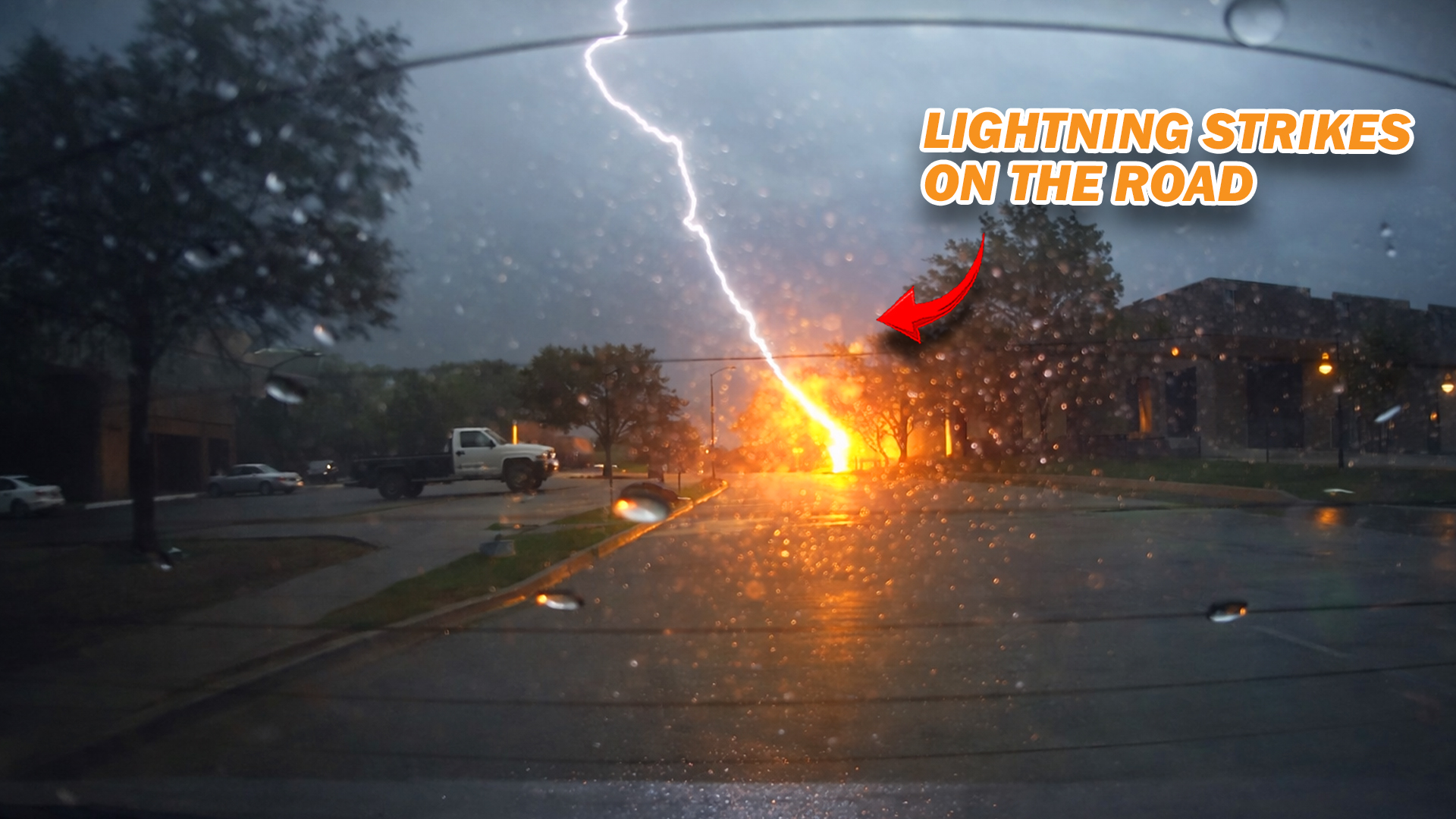 Massive lightning strikes with loud thunder caught on camera