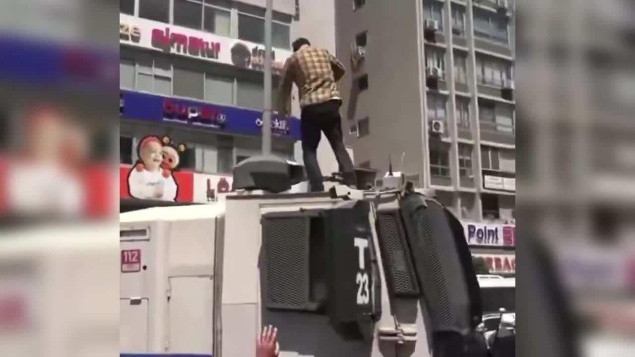 Özel'in mitinginde büyük gerginlik! TOMA'nın üzerine çıkıp tekmeler salladı