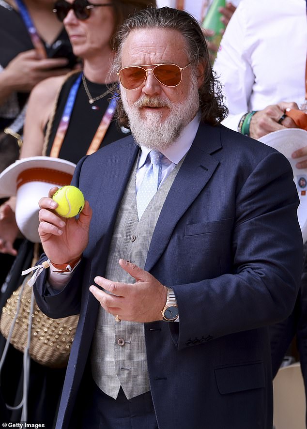 Angry Russell Crowe scolds fans waiting for his autograph outside Paris ...