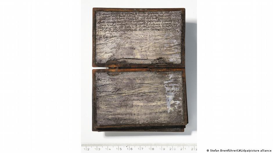 El cuaderno que sobrevivió 700 años en una letrina medieval: el ...