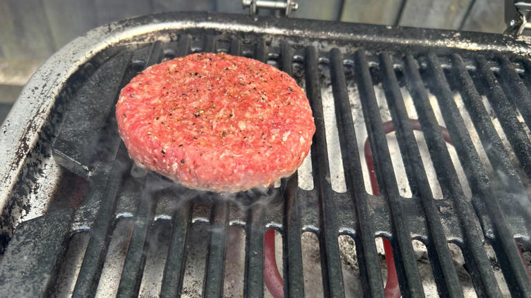 I tried this electric grill hack for better grill lines on my burgers