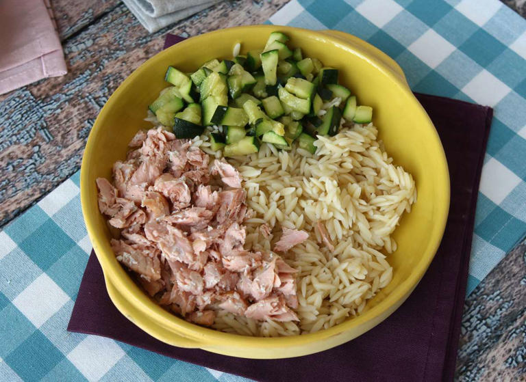 Orzo pastasalade met zalm en courgette