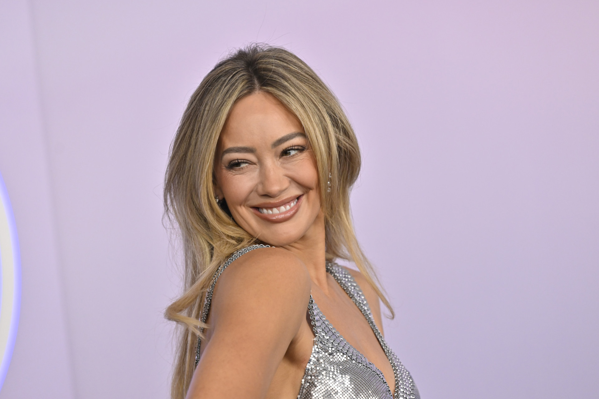 Glamour and bold colors dominate the 2026 AMAs red carpet