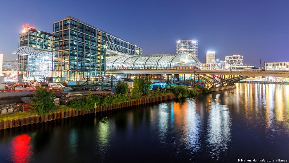 Berlin Hauptbahnhof at 20: A transport hub with symbolic power
