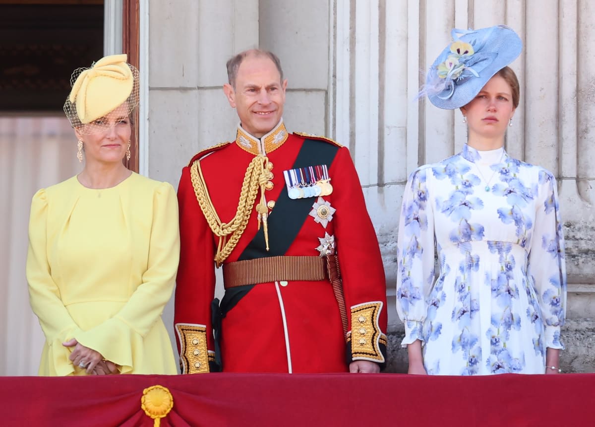 William and Kate turn to unexpected cousin as Beatrice and Eugenie face ...