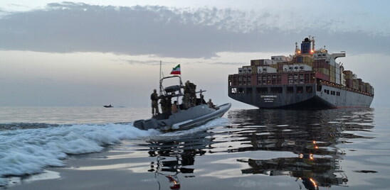 Gli USA colpiscono navi e siti missilistici in Iran “come autodifesa”