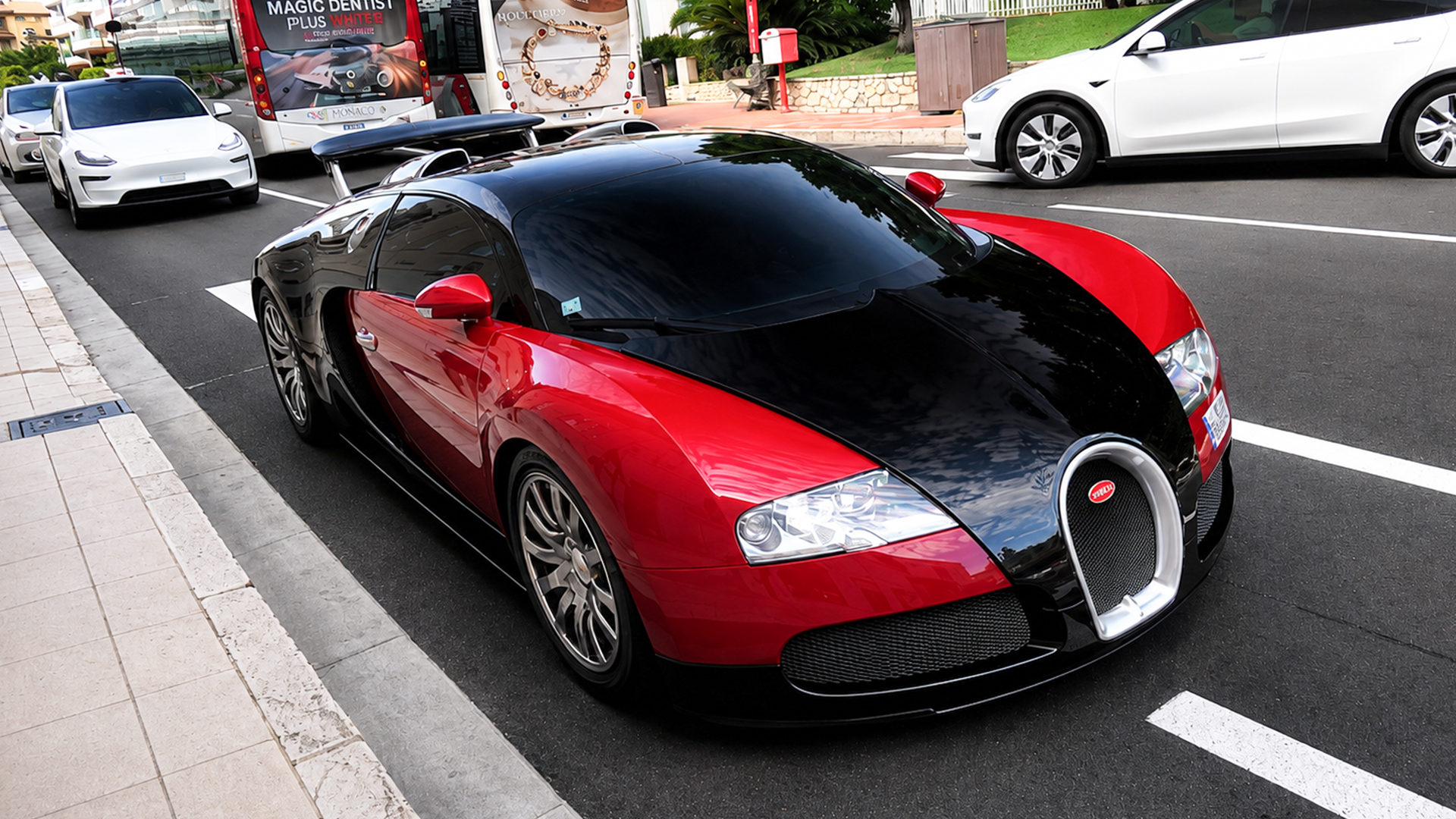 Billionaire Bugatti Veyron rijdt door Monaco tussen supercars