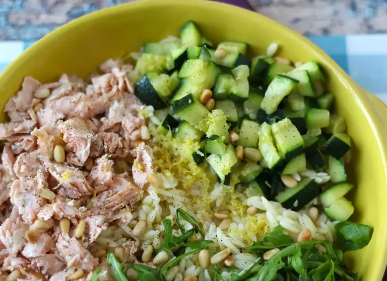 Orzo pastasalade met zalm en courgette