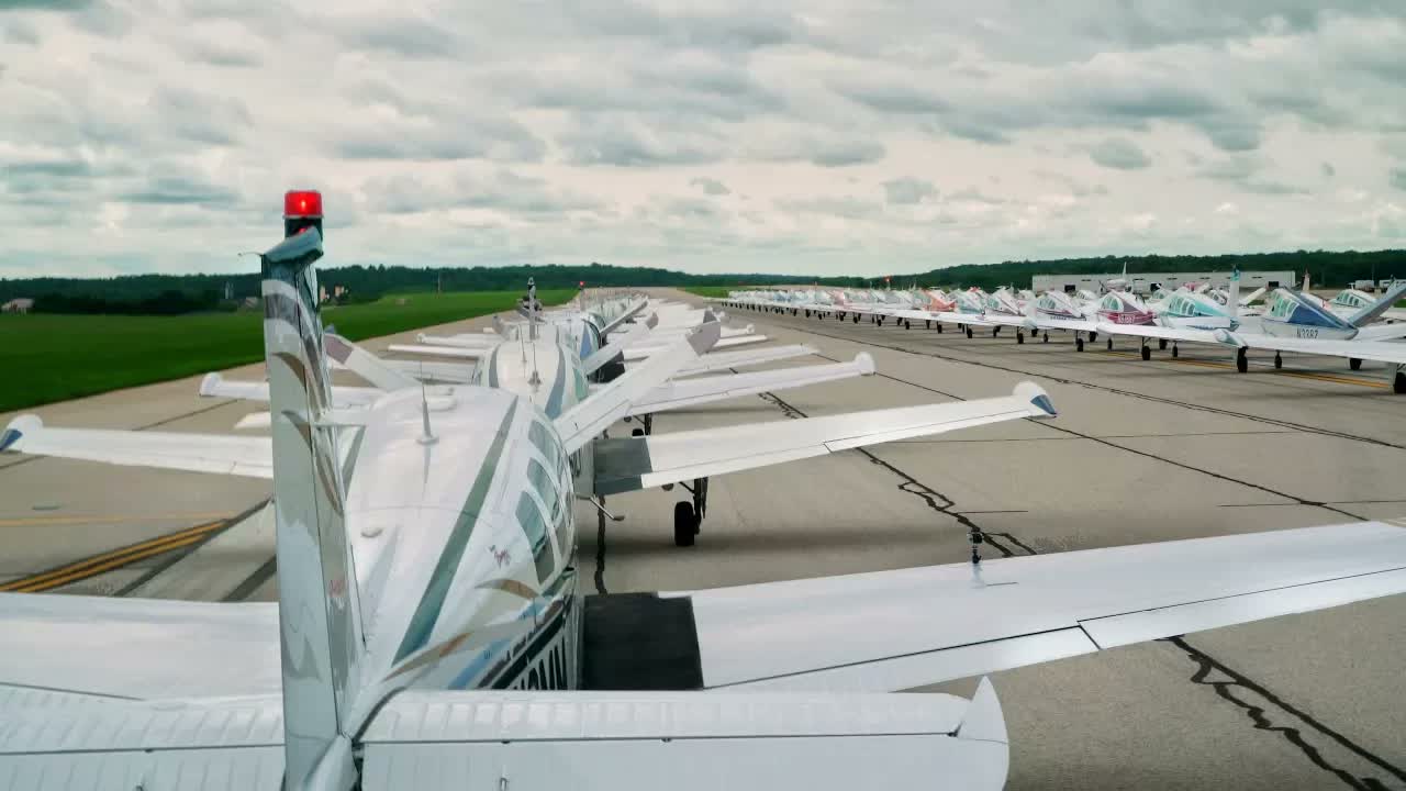 Watch 116 aircraft fight for survival on one runway - "Pure aviation chaos"