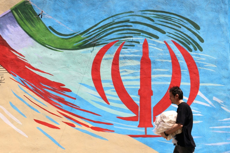 Asia stocks fall, oil prices diverge on US-Iran deal uncertainty