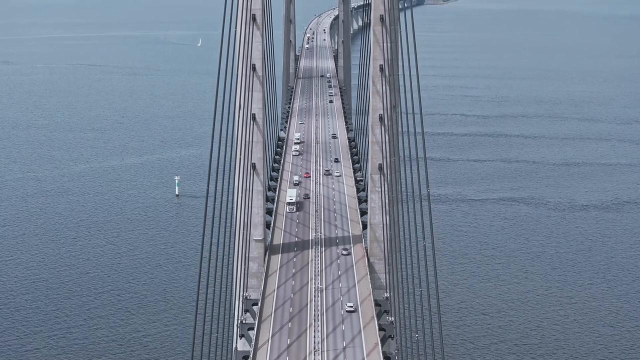 Øresundsbron: Drönare flyger över bron från Danmark till Sverige