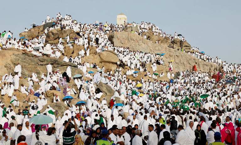 Huge numbers of Muslims pray on Mount Arafat as hajj pilgrimage reaches ...