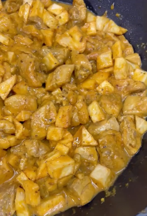 Pollo en salsa de ajos con patatitas: receta casera fácil y tradicional