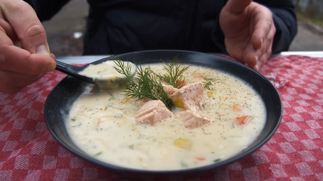 Creamy Finnish salmon soup | Traditional lohikeitto bowl recipe