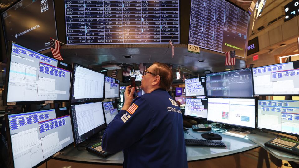 Near record highs, stocks face fresh test from bond yields