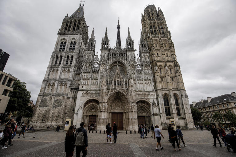 Rouen : un drapeau français hissé sur la cathédrale, la préfecture ...