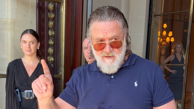 Russell Crowe scolds fans for 'pushing' while he signs autographs