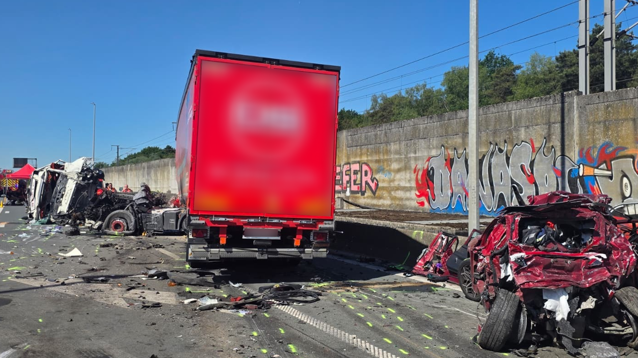 1 dode en 4 gewonden bij ernstige kettingbotsing op E19 in Sint-Job-in ...
