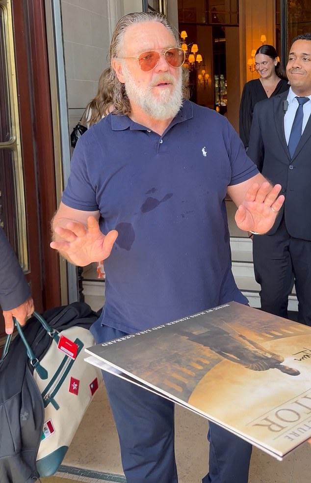 Angry Russell Crowe scolds fans waiting for his autograph outside Paris ...