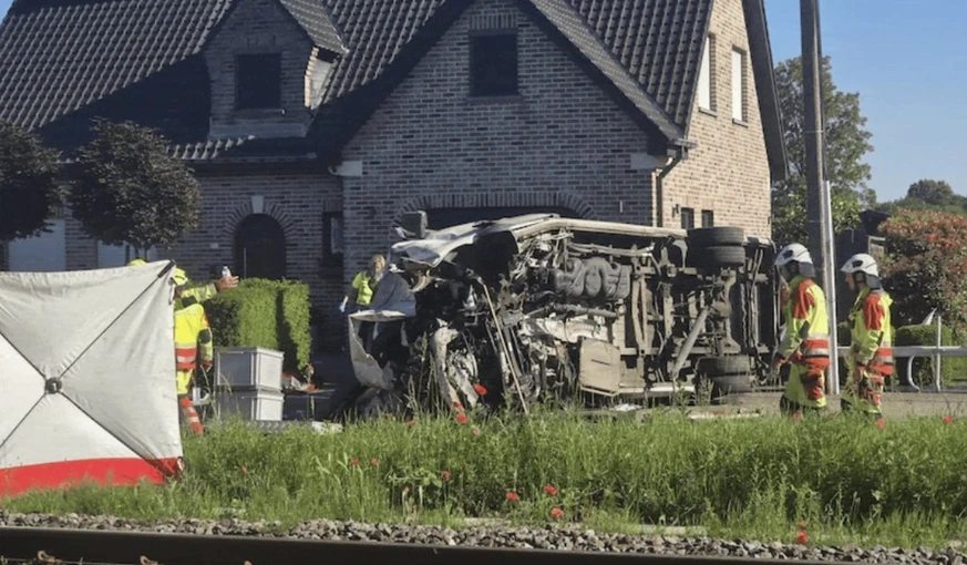 Un car scolaire percuté par un train en Belgique : des morts