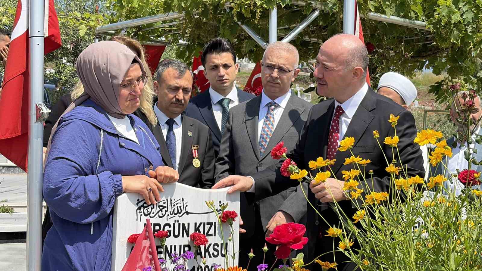 Osmaniye’de şehit kabirlerine karanfil bırakıldı