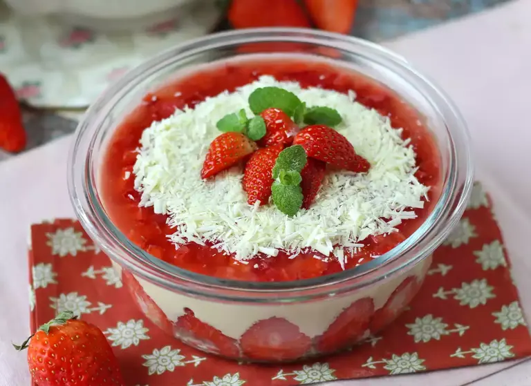 Pavê de morango, the Brazilian dessert - no-bake strawberry trifle