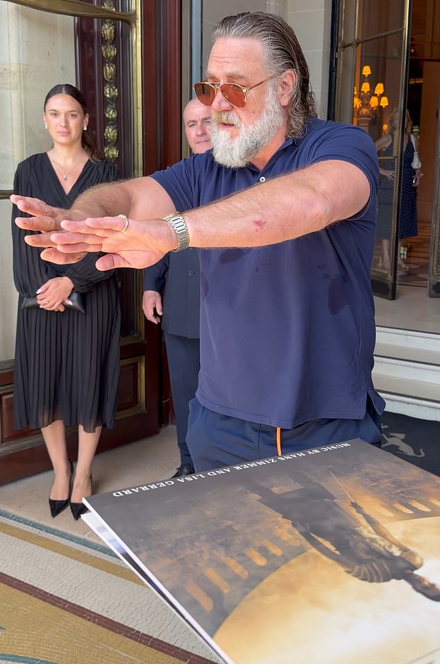 Angry Russell Crowe scolds fans waiting for his autograph outside Paris ...