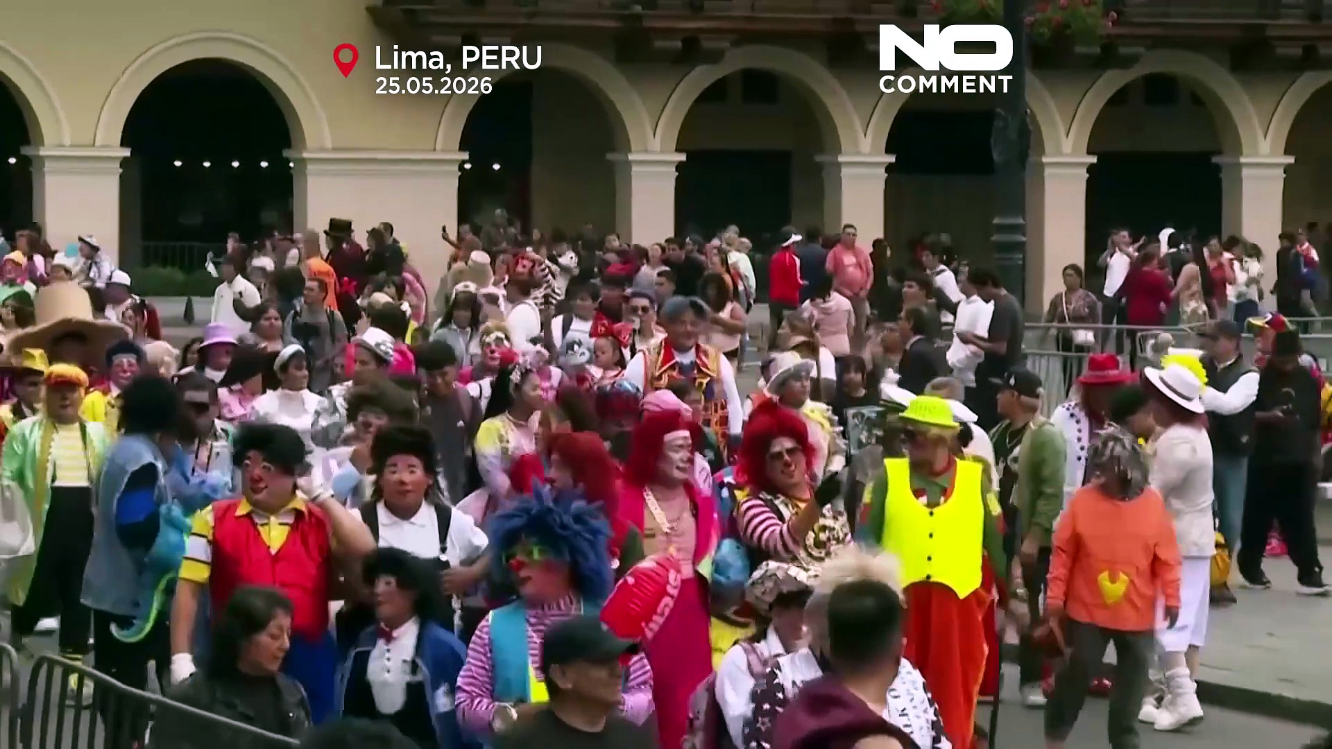 Payasos llenan las calles de Lima en el desfile del Día de la Risa