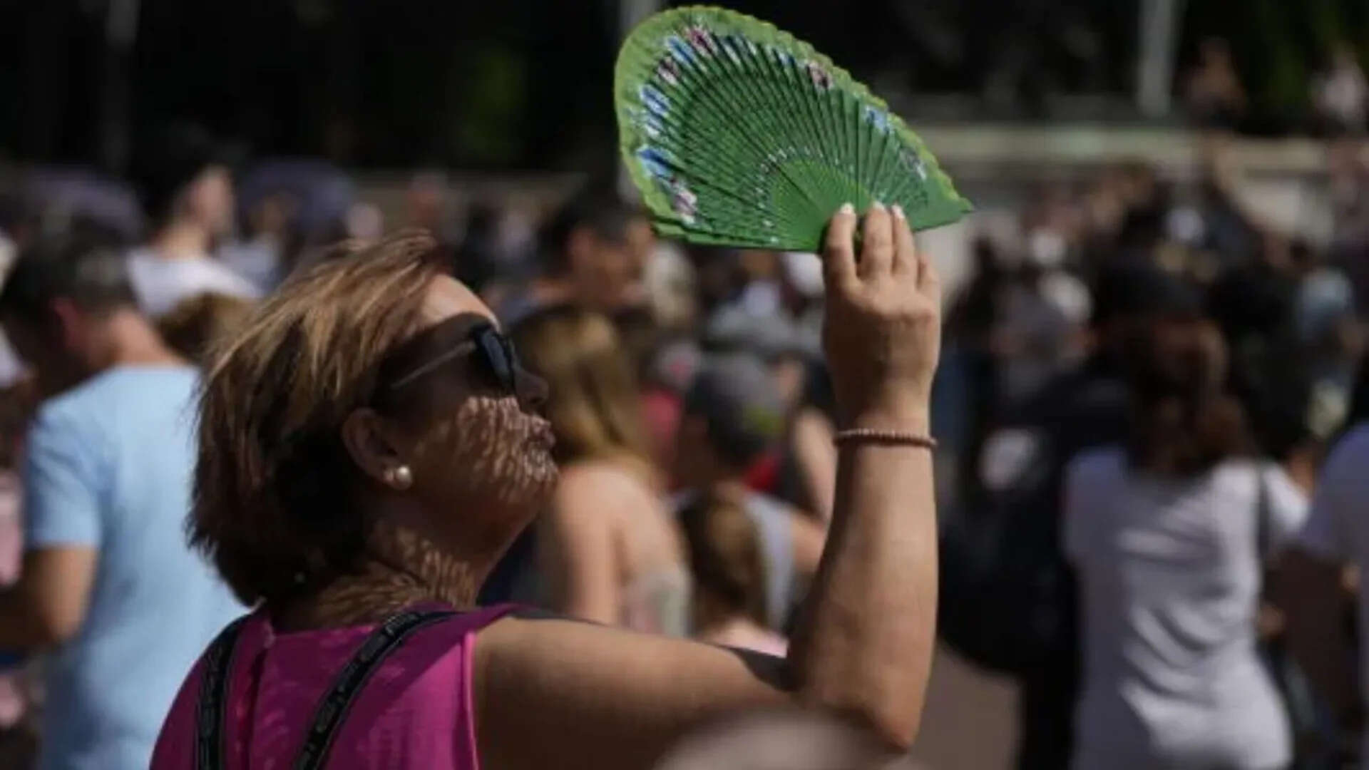 UK heatwave: Why experts are warning against sleeping with fans on ...