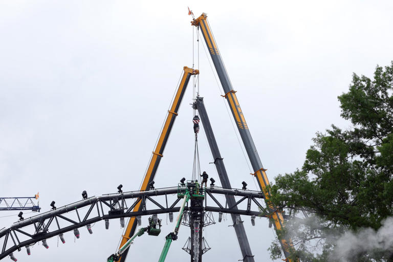 Trump begins building work on UFC ring outside the White House